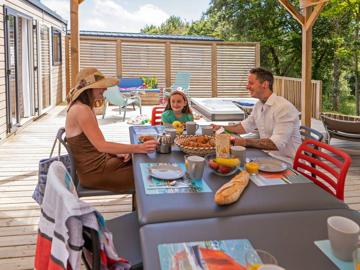 Mobil home Terrasses de Mané 10 people 5 bedrooms air-conditioned ...