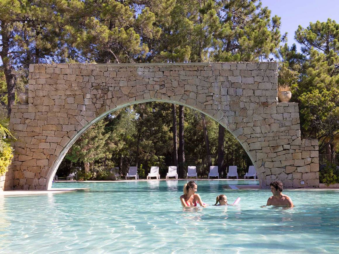 Entdecken Sie den Pool und den Wasserpark des Campingplatzes Perla di Mare in Ghisonaccia