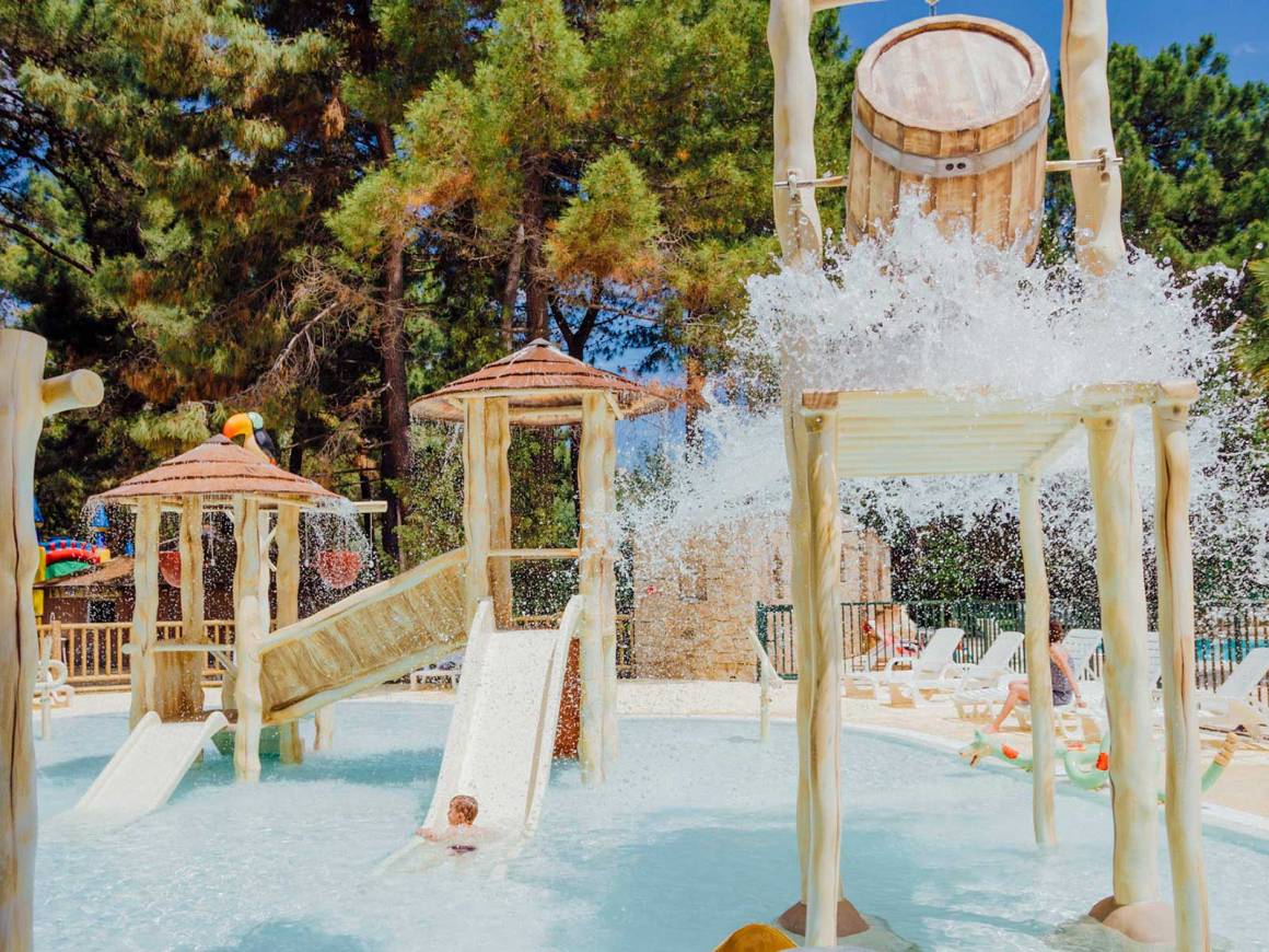 Entdecken Sie den Pool und den Wasserpark des Campingplatzes Perla di Mare in Ghisonaccia