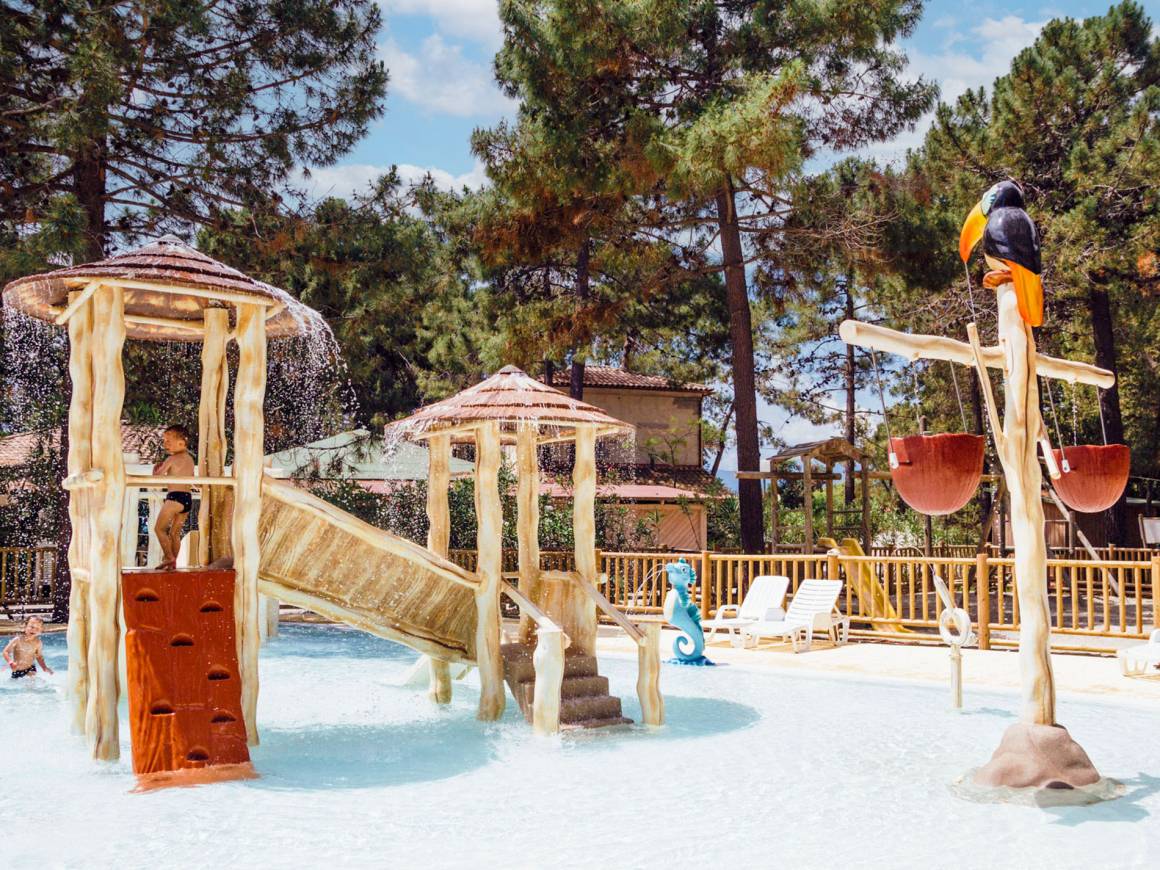 Entdecken Sie den Pool und den Wasserpark des Campingplatzes Perla di Mare in Ghisonaccia
