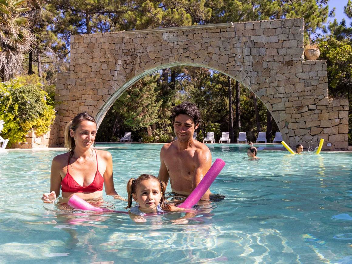 Entdecken Sie den Pool und den Wasserpark des Campingplatzes Perla di Mare in Ghisonaccia