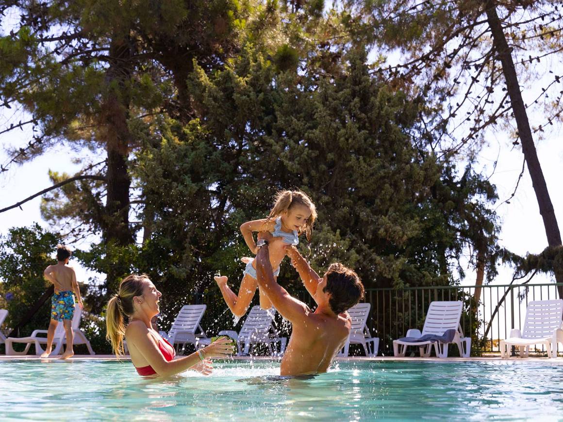 Entdecken Sie den Pool und den Wasserpark des Campingplatzes Perla di Mare in Ghisonaccia