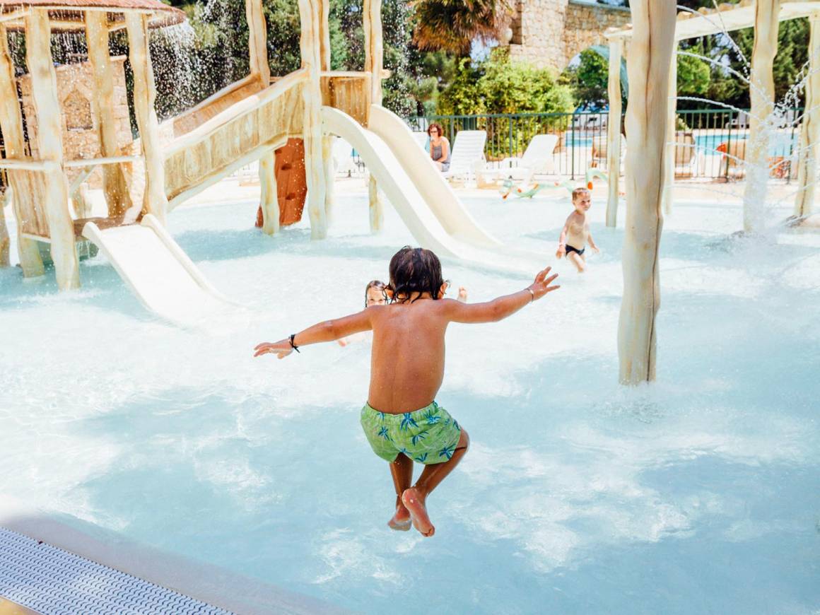 Entdecken Sie den Pool und den Wasserpark des Campingplatzes Perla di Mare in Ghisonaccia