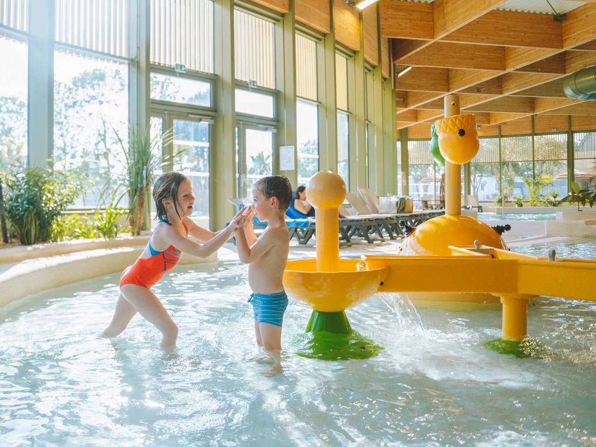 Entdecken Sie den Wasserpark und das Schwimmbad des Campingplatzes Portland in Port en Bessin im ...