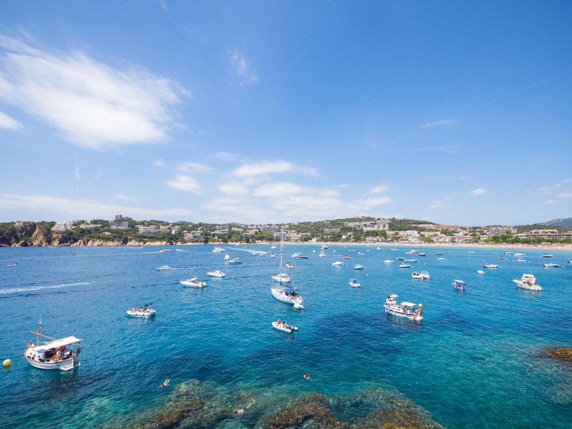 Swimming pool and Mediterranean beach at the camping Sant Pol