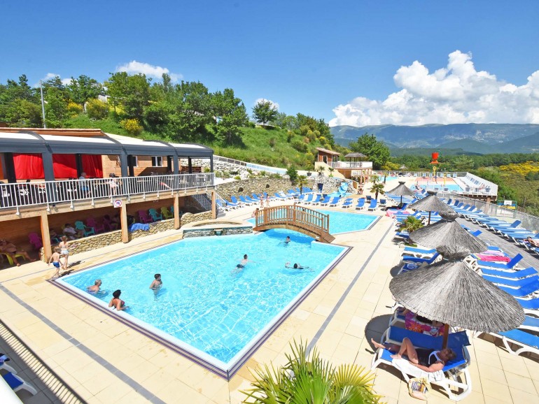 Camping Les Bois du Châtelas ***** Yelloh! Village à Bourdeaux