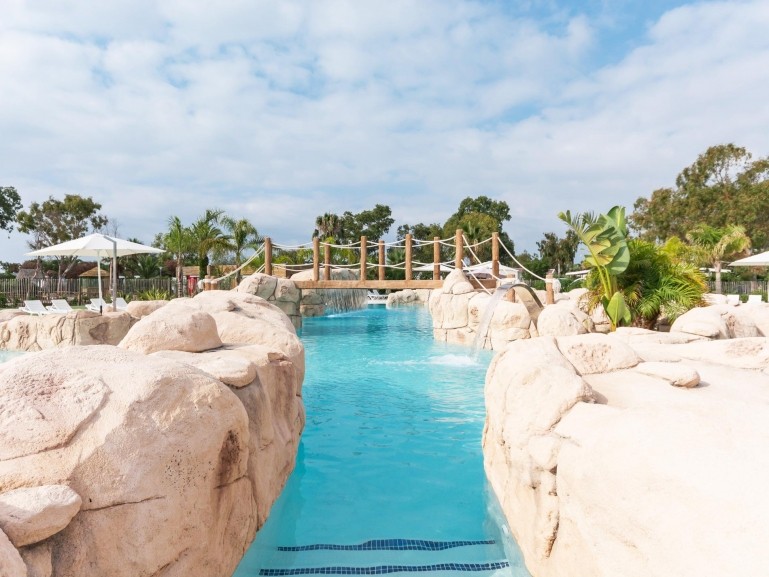 Come and discover the bathing area at the camping Gavina