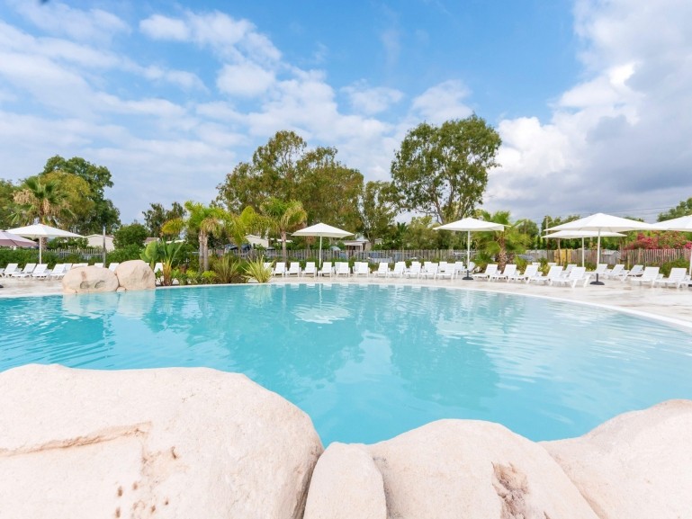 Entdecken Sie den Badebereich im Camping Gavina