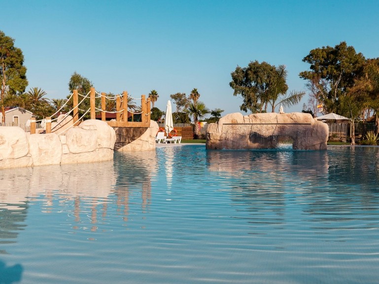 Come and discover the bathing area at the camping Gavina