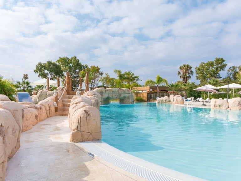 Come and discover the bathing area at the camping Gavina