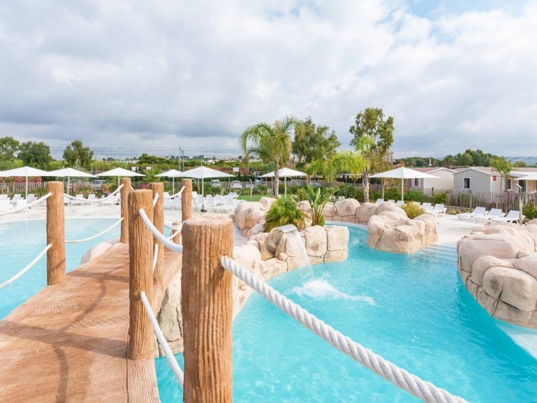 Come and discover the bathing area at the camping Gavina