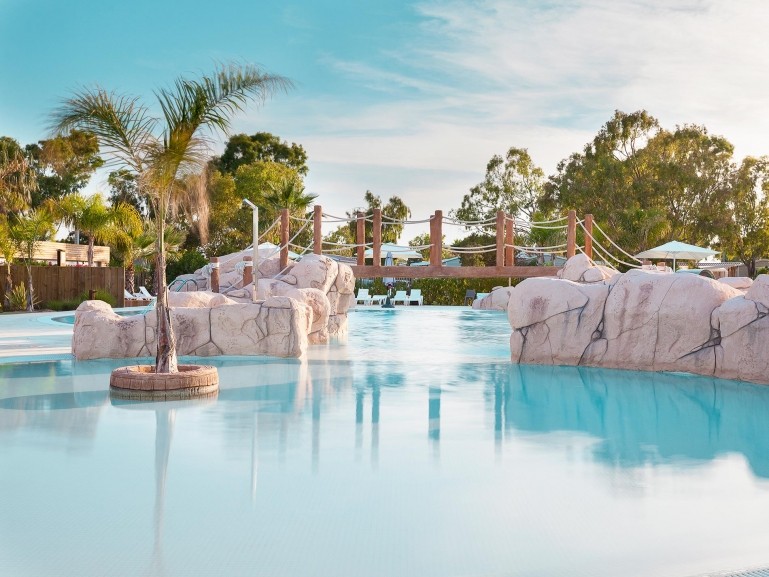 Come and discover the bathing area at the camping Gavina