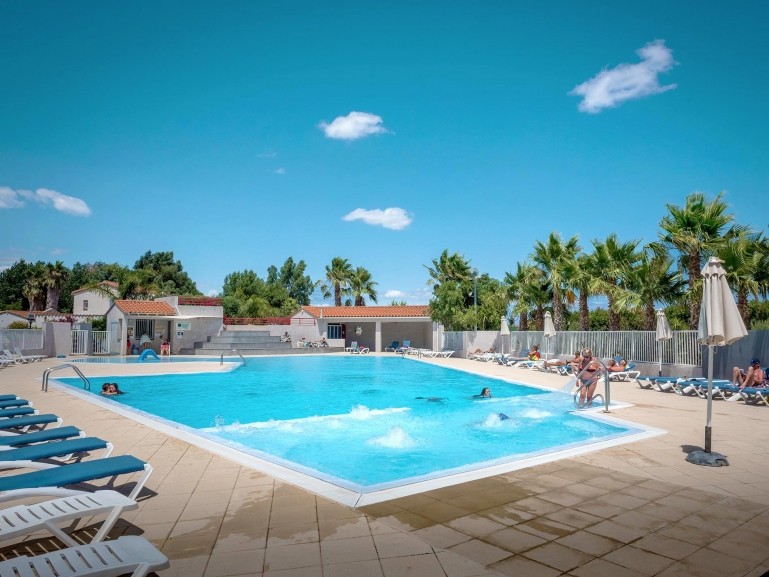 Discover the bathing area at the camping La Marende