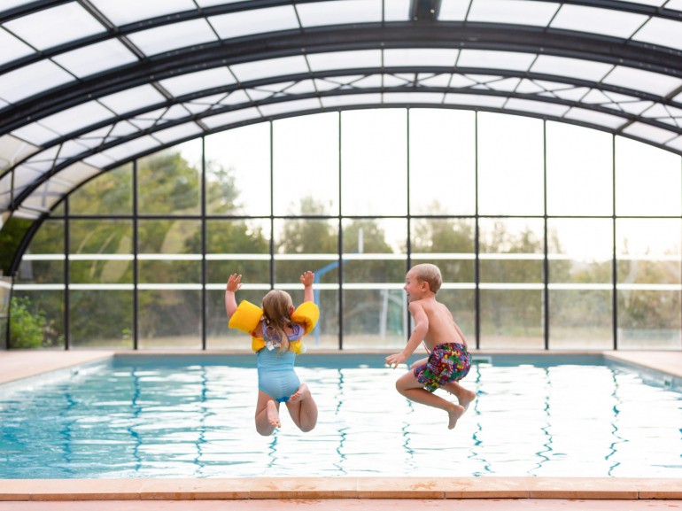 Camping La Roche Posay : espace baignade avec piscine chauffée ...
