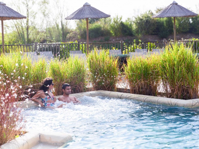 Camping La Roche Posay : espace baignade avec piscine chauffée ...