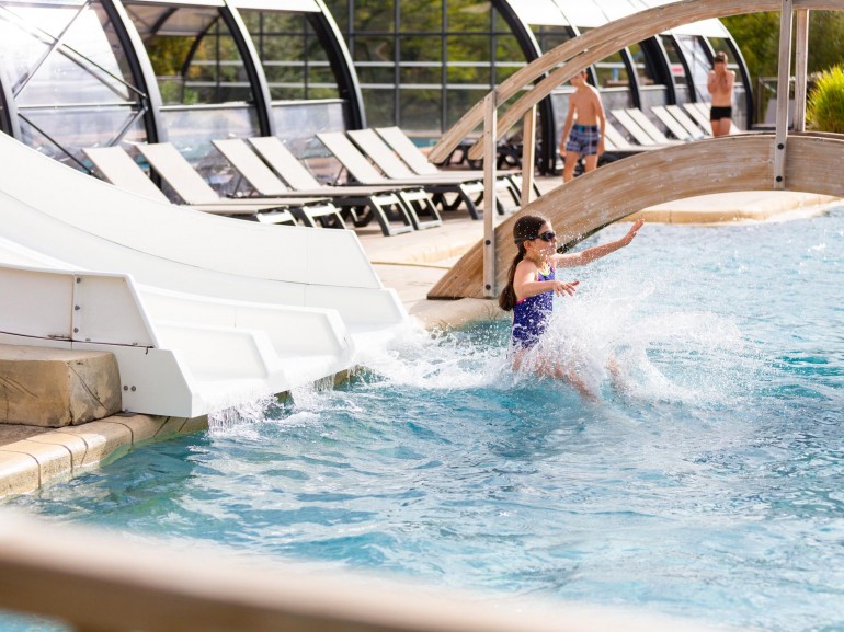 Camping La Roche Posay : espace baignade avec piscine chauffée ...