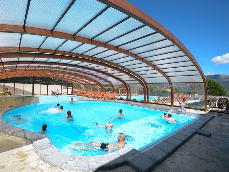 Les plaisirs de la baignade vous attendent au Yelloh! Village Le Couspeau